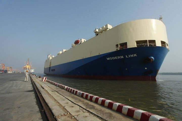 Tân Vũ đón chuyến tàu RORO đầu tiên cập cảng