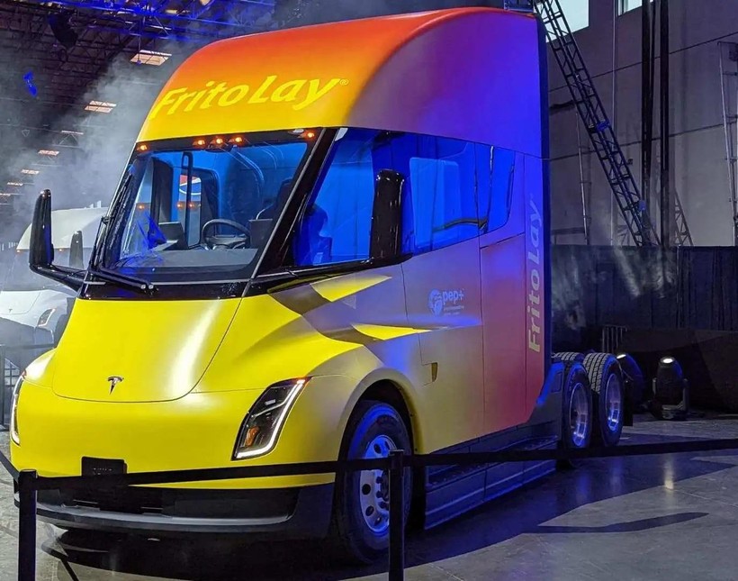 Những chiếc xe tải điện Tesla Semi đầu tiên được giao cho khách hàng